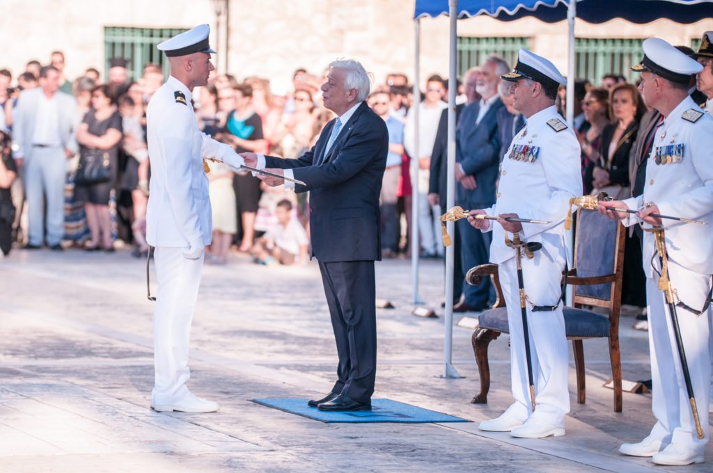 37 νέοι και νέες Σημαιοφόροι του ΠΝ ...Έδωσαν τον Όρκο προς την Πατρίδα ...